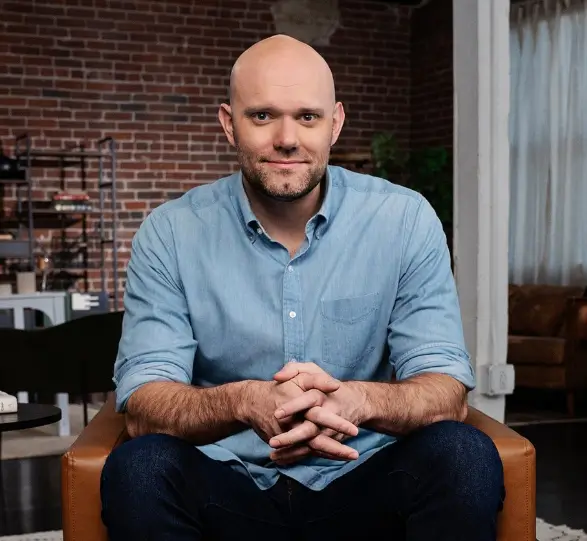 James Clear Biography - Atomic Habits PD James Clear Biography - Atomic Habits PD